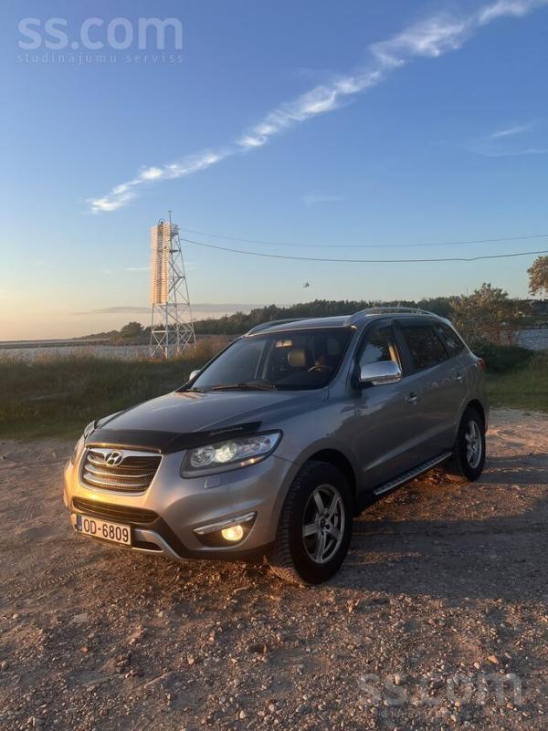 Grey Hyundai Santa Fe 2010 in Liepaja, with an engine capacity of 2.20 L and mileage of 139 thousand km for 6500 €, photo 1 on AUTOMOTO.COM.LV