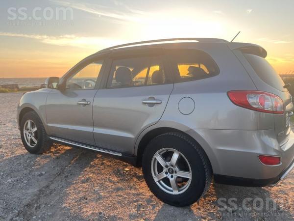 Grey Hyundai Santa Fe 2010 in Liepaja, with an engine capacity of 2.20 L and mileage of 139 thousand km for 6500 €, photo 2 on AUTOMOTO.COM.LV