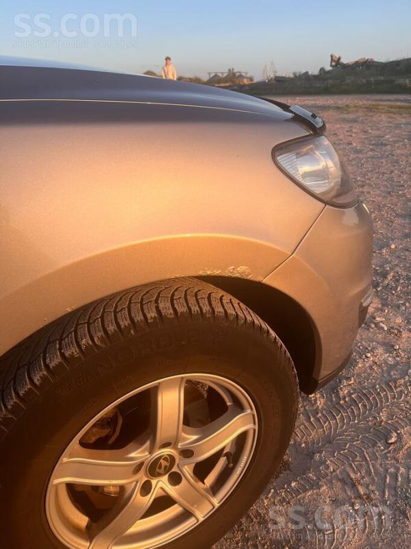 Grey Hyundai Santa Fe 2010 in Liepaja, with an engine capacity of 2.20 L and mileage of 139 thousand km for 6500 €, photo 6 on AUTOMOTO.COM.LV
