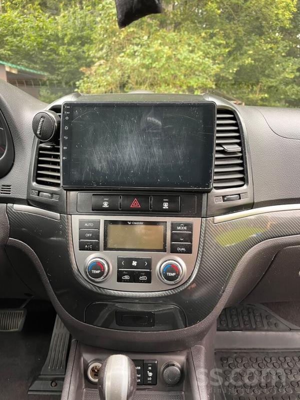Grey Hyundai Santa Fe 2010 in Liepaja, with an engine capacity of 2.20 L and mileage of 139 thousand km for 6500 €, photo 9 on AUTOMOTO.COM.LV