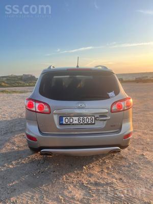 Pelēks Hyundai Santa Fe 2010 Liepāja, ar dzinēja tilpumu 2.20 L un nobraukumu 139 tūkst. km par 6500 €, foto 4 vietnē AUTOMOTO.COM.LV