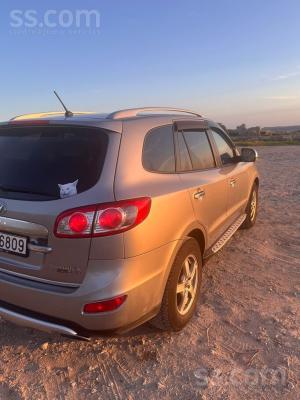 Pelēks Hyundai Santa Fe 2010 Liepāja, ar dzinēja tilpumu 2.20 L un nobraukumu 139 tūkst. km par 6500 €, foto 5 vietnē AUTOMOTO.COM.LV