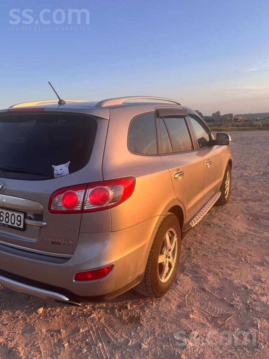 Pelēks Hyundai Santa Fe 2010 Liepāja, ar dzinēja tilpumu 2.20 L un nobraukumu 139 tūkst. km par 6500 €, foto 5 vietnē AUTOMOTO.COM.LV