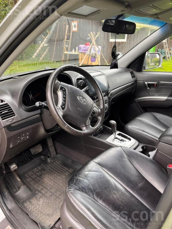 Grey Hyundai Santa Fe 2010 in Liepaja, with an engine capacity of 2.20 L and mileage of 139 thousand km for 6500 €, photo 7 on AUTOMOTO.COM.LV