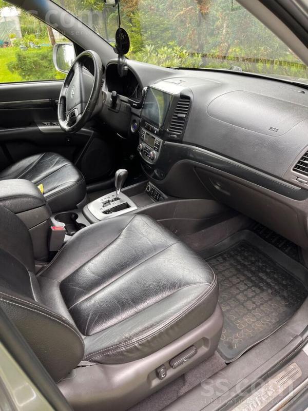 Grey Hyundai Santa Fe 2010 in Liepaja, with an engine capacity of 2.20 L and mileage of 139 thousand km for 6500 €, photo 8 on AUTOMOTO.COM.LV