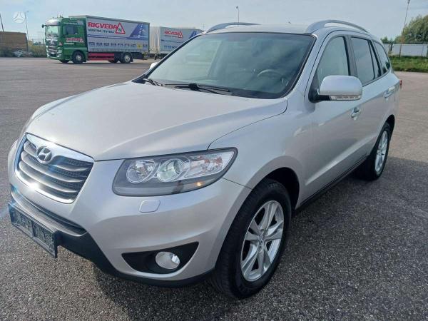 Grey Hyundai Santa Fe 2010 in Marijampole, with an engine capacity of 2.20 L and mileage of 218 thousand km for 5650 €, photo 1 on AUTOMOTO.COM.LV