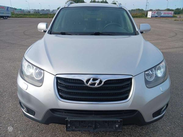 Grey Hyundai Santa Fe 2010 in Marijampole, with an engine capacity of 2.20 L and mileage of 218 thousand km for 5650 €, photo 3 on AUTOMOTO.COM.LV