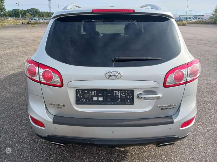 Pelēks Hyundai Santa Fe 2010 Marijampole, ar dzinēja tilpumu 2.20 L un nobraukumu 218 tūkst. km par 5650 €, foto 5 vietnē AUTOMOTO.COM.LV
