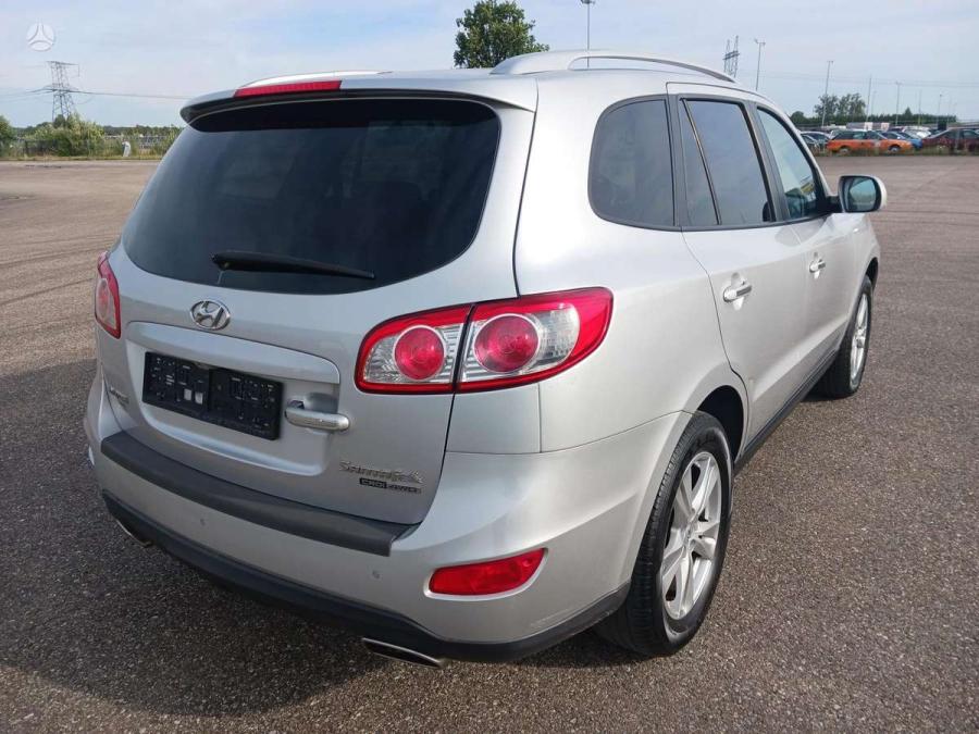 Pelēks Hyundai Santa Fe 2010 Marijampole, ar dzinēja tilpumu 2.20 L un nobraukumu 218 tūkst. km par 5650 €, foto 6 vietnē AUTOMOTO.COM.LV