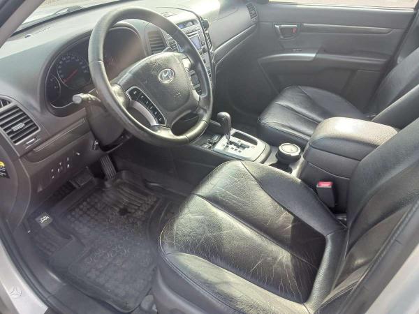 Grey Hyundai Santa Fe 2010 in Marijampole, with an engine capacity of 2.20 L and mileage of 218 thousand km for 5650 €, photo 7 on AUTOMOTO.COM.LV