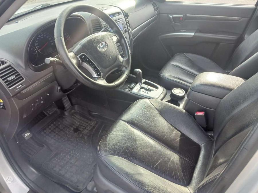 Pelēks Hyundai Santa Fe 2010 Marijampole, ar dzinēja tilpumu 2.20 L un nobraukumu 218 tūkst. km par 5650 €, foto 7 vietnē AUTOMOTO.COM.LV
