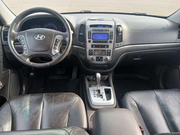 Grey Hyundai Santa Fe 2010 in Marijampole, with an engine capacity of 2.20 L and mileage of 218 thousand km for 5650 €, photo 8 on AUTOMOTO.COM.LV