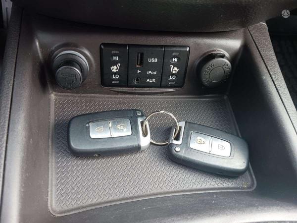 Grey Hyundai Santa Fe 2010 in Marijampole, with an engine capacity of 2.20 L and mileage of 218 thousand km for 5650 €, photo 9 on AUTOMOTO.COM.LV