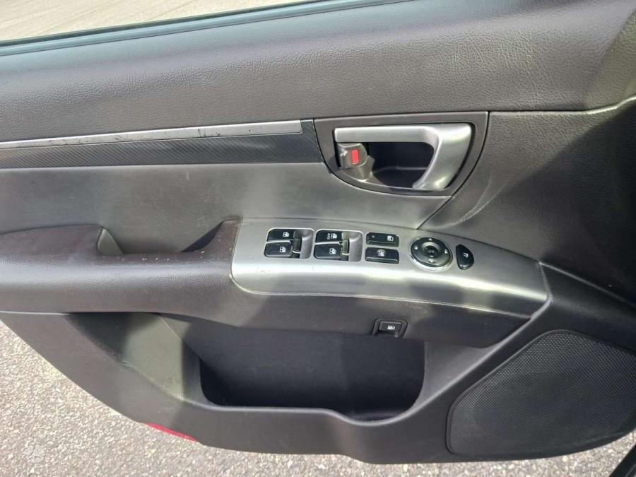 Pelēks Hyundai Santa Fe 2010 Marijampole, ar dzinēja tilpumu 2.20 L un nobraukumu 218 tūkst. km par 5650 €, foto 13 vietnē AUTOMOTO.COM.LV