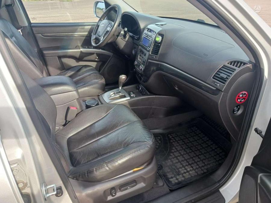 Pelēks Hyundai Santa Fe 2010 Marijampole, ar dzinēja tilpumu 2.20 L un nobraukumu 218 tūkst. km par 5650 €, foto 15 vietnē AUTOMOTO.COM.LV