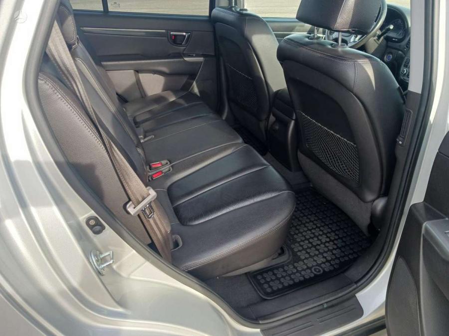 Pelēks Hyundai Santa Fe 2010 Marijampole, ar dzinēja tilpumu 2.20 L un nobraukumu 218 tūkst. km par 5650 €, foto 17 vietnē AUTOMOTO.COM.LV