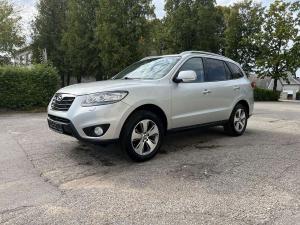 Grey Hyundai Santa Fe 2010 in Kelme, with an engine capacity of 2.20 L and mileage of 232 thousand km for 4850 €, photo 3 on AUTOMOTO.COM.LV