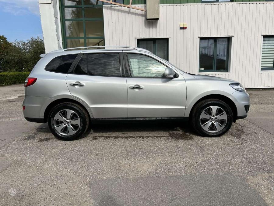 Grey Hyundai Santa Fe 2010 in Kelme, with an engine capacity of 2.20 L and mileage of 232 thousand km for 4850 €, photo 6 on AUTOMOTO.COM.LV