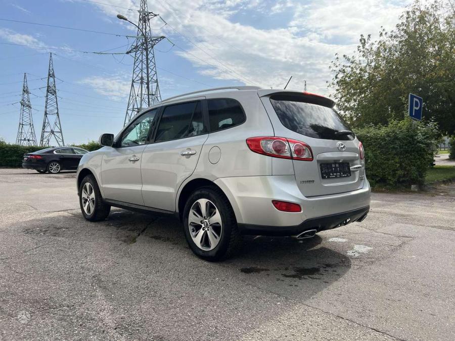 Grey Hyundai Santa Fe 2010 in Kelme, with an engine capacity of 2.20 L and mileage of 232 thousand km for 4850 €, photo 8 on AUTOMOTO.COM.LV