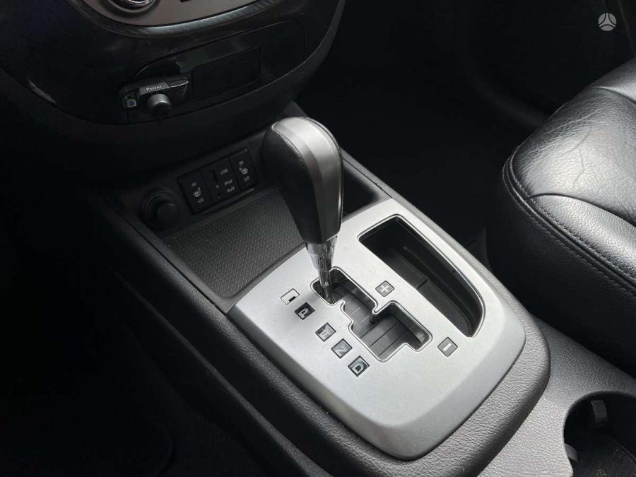 Grey Hyundai Santa Fe 2010 in Kelme, with an engine capacity of 2.20 L and mileage of 232 thousand km for 4850 €, photo 14 on AUTOMOTO.COM.LV