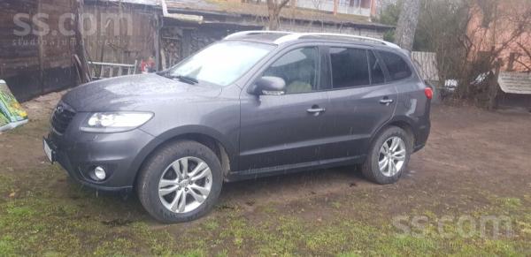Grey Hyundai Santa Fe 2011 in Ogre, with an engine capacity of 2.20 L and mileage of 255 thousand km for 3600 €, photo 1 on AUTOMOTO.COM.LV
