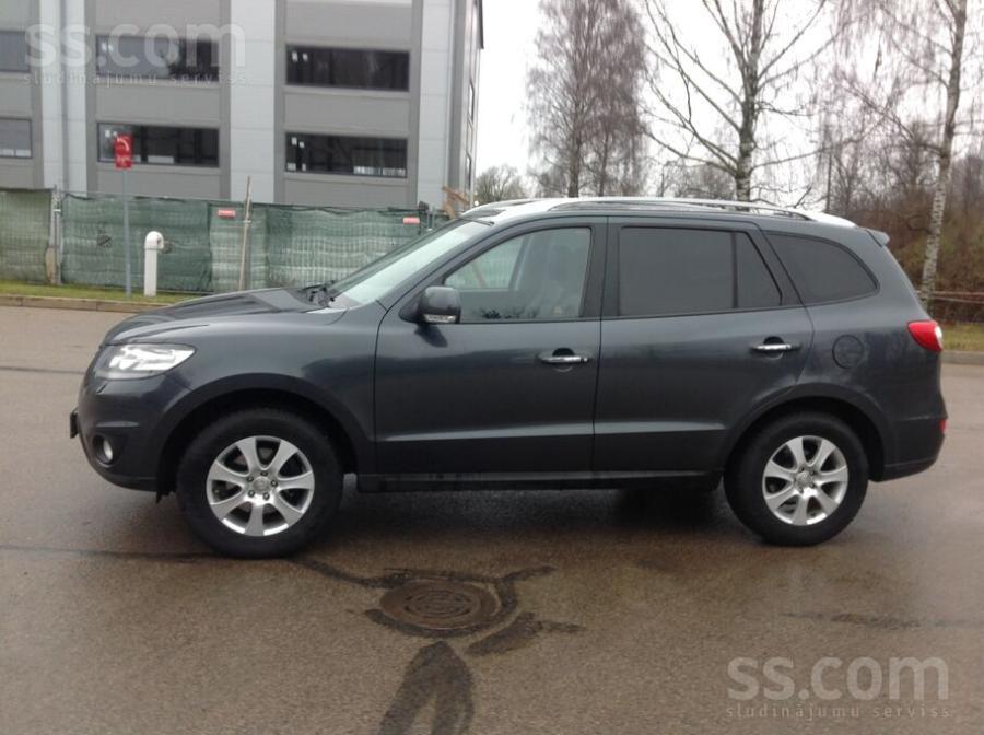 Grey Hyundai Santa Fe 2011 in Riga, with an engine capacity of 2.20 L and mileage of 189 thousand km for 7490 €, photo 2 on AUTOMOTO.COM.LV