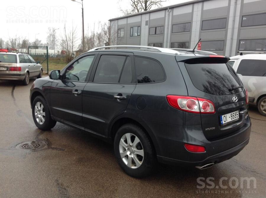 Grey Hyundai Santa Fe 2011 in Riga, with an engine capacity of 2.20 L and mileage of 189 thousand km for 7490 €, photo 7 on AUTOMOTO.COM.LV