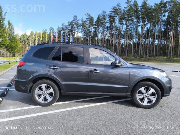 Grey Hyundai Santa Fe 2011 in Riga, with an engine capacity of 2.20 L and mileage of 257 thousand km for 7350 €, photo 4 on AUTOMOTO.COM.LV