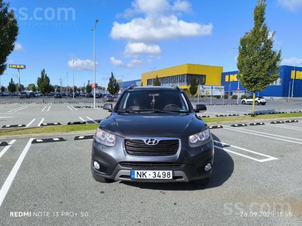 Grey Hyundai Santa Fe 2011 in Riga, with an engine capacity of 2.20 L and mileage of 257 thousand km for 7350 €, photo 5 on AUTOMOTO.COM.LV
