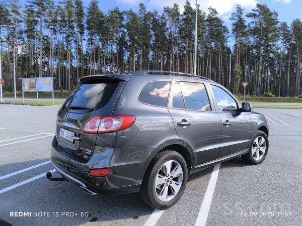 Grey Hyundai Santa Fe 2011 in Riga, with an engine capacity of 2.20 L and mileage of 257 thousand km for 7350 €, photo 6 on AUTOMOTO.COM.LV
