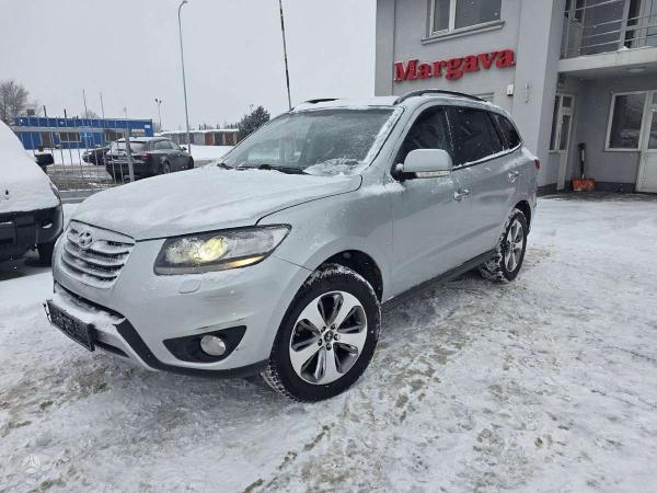 Grey Hyundai Santa Fe 2011 in Marijampole, with an engine capacity of 2.20 L and mileage of 237 thousand km for 5299 €, photo 1 on AUTOMOTO.COM.LV
