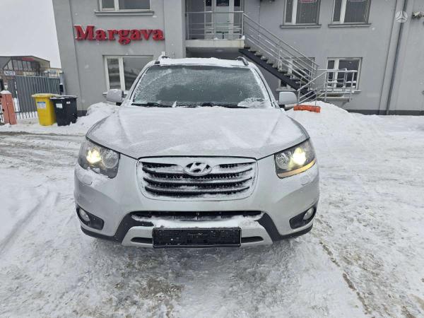 Grey Hyundai Santa Fe 2011 in Marijampole, with an engine capacity of 2.20 L and mileage of 237 thousand km for 5299 €, photo 2 on AUTOMOTO.COM.LV