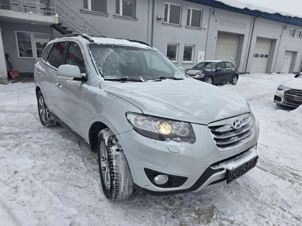 Grey Hyundai Santa Fe 2011 in Marijampole, with an engine capacity of 2.20 L and mileage of 237 thousand km for 5299 €, photo 4 on AUTOMOTO.COM.LV