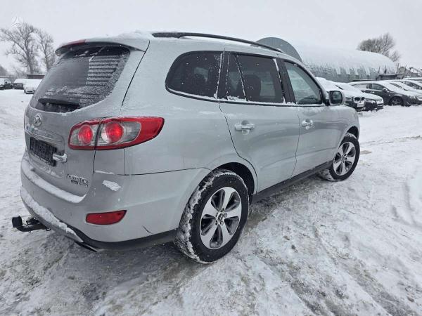 Grey Hyundai Santa Fe 2011 in Marijampole, with an engine capacity of 2.20 L and mileage of 237 thousand km for 5299 €, photo 5 on AUTOMOTO.COM.LV