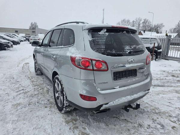 Grey Hyundai Santa Fe 2011 in Marijampole, with an engine capacity of 2.20 L and mileage of 237 thousand km for 5299 €, photo 7 on AUTOMOTO.COM.LV