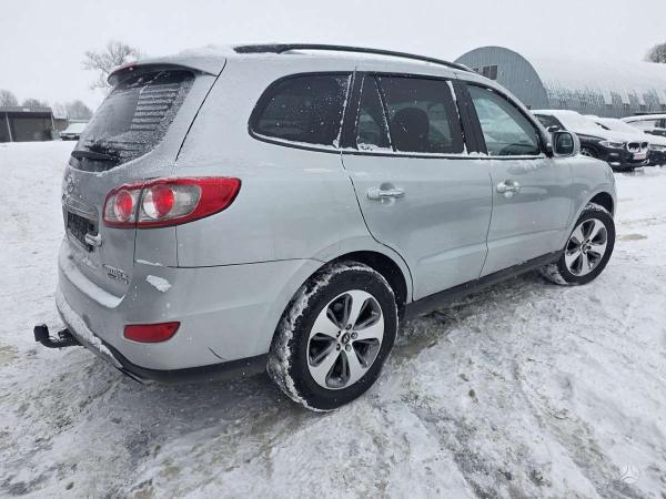 Grey Hyundai Santa Fe 2011 in Marijampole, with an engine capacity of 2.20 L and mileage of 237 thousand km for 5299 €, photo 9 on AUTOMOTO.COM.LV