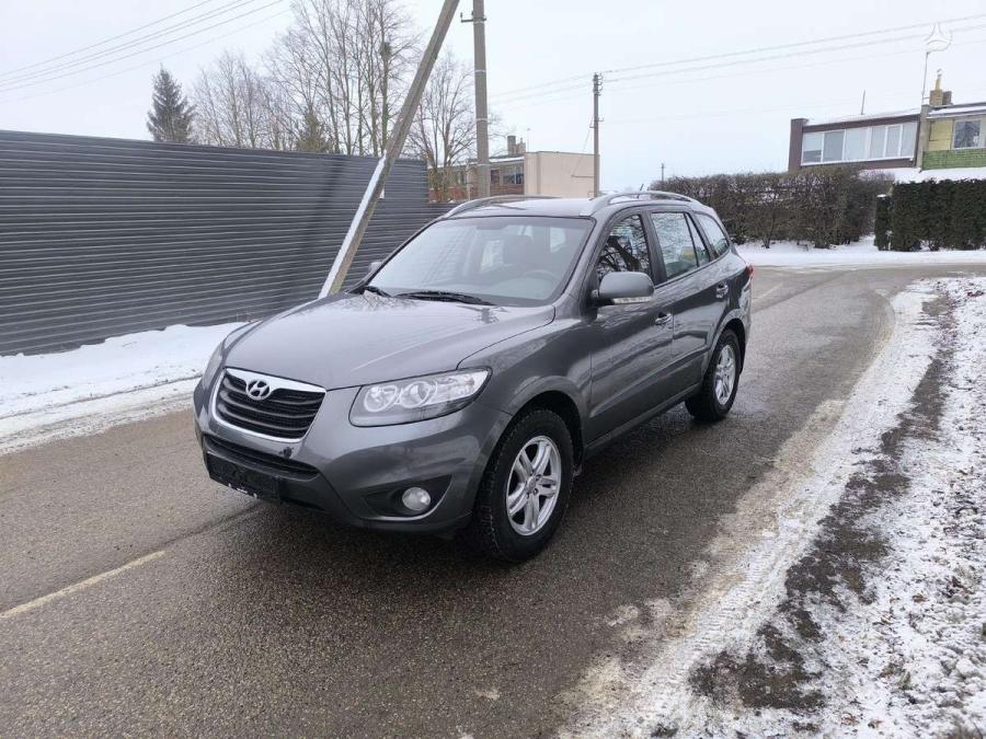Grey Hyundai Santa Fe 2011 in Marijampole, with an engine capacity of 2.20 L and mileage of 320 thousand km for 4350 €, photo 1 on AUTOMOTO.COM.LV