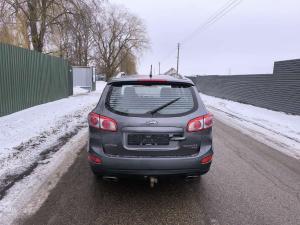 Grey Hyundai Santa Fe 2011 in Marijampole, with an engine capacity of 2.20 L and mileage of 320 thousand km for 4350 €, photo 4 on AUTOMOTO.COM.LV