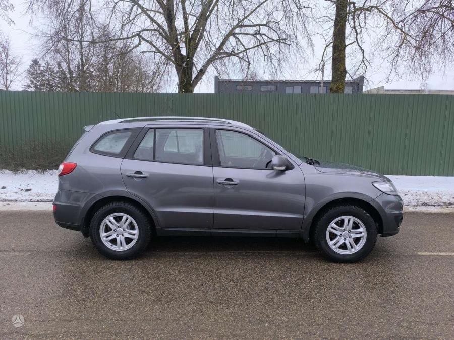 Grey Hyundai Santa Fe 2011 in Marijampole, with an engine capacity of 2.20 L and mileage of 320 thousand km for 4350 €, photo 6 on AUTOMOTO.COM.LV