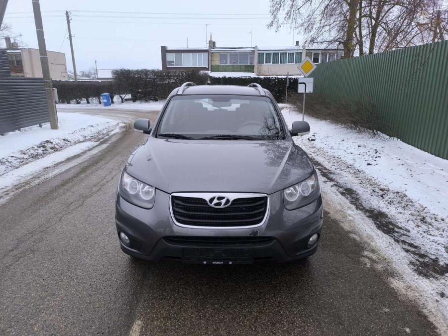Grey Hyundai Santa Fe 2011 in Marijampole, with an engine capacity of 2.20 L and mileage of 320 thousand km for 4350 €, photo 8 on AUTOMOTO.COM.LV