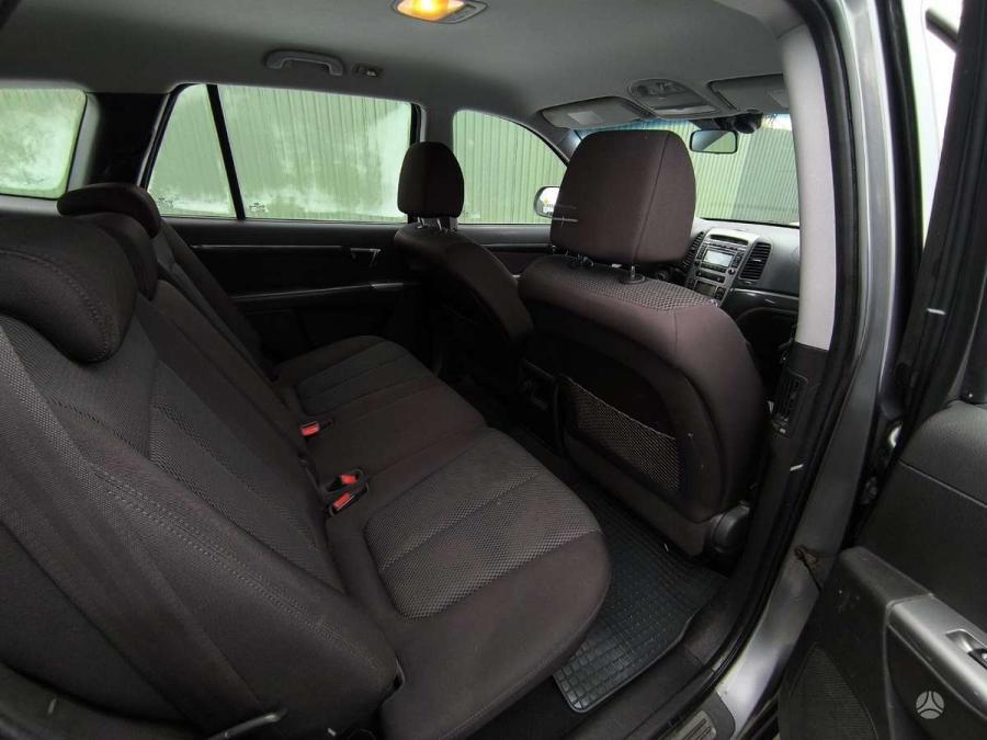 Grey Hyundai Santa Fe 2011 in Marijampole, with an engine capacity of 2.20 L and mileage of 320 thousand km for 4350 €, photo 13 on AUTOMOTO.COM.LV
