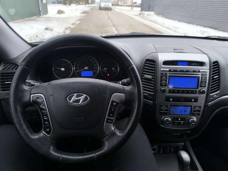 Grey Hyundai Santa Fe 2011 in Marijampole, with an engine capacity of 2.20 L and mileage of 320 thousand km for 4350 €, photo 15 on AUTOMOTO.COM.LV