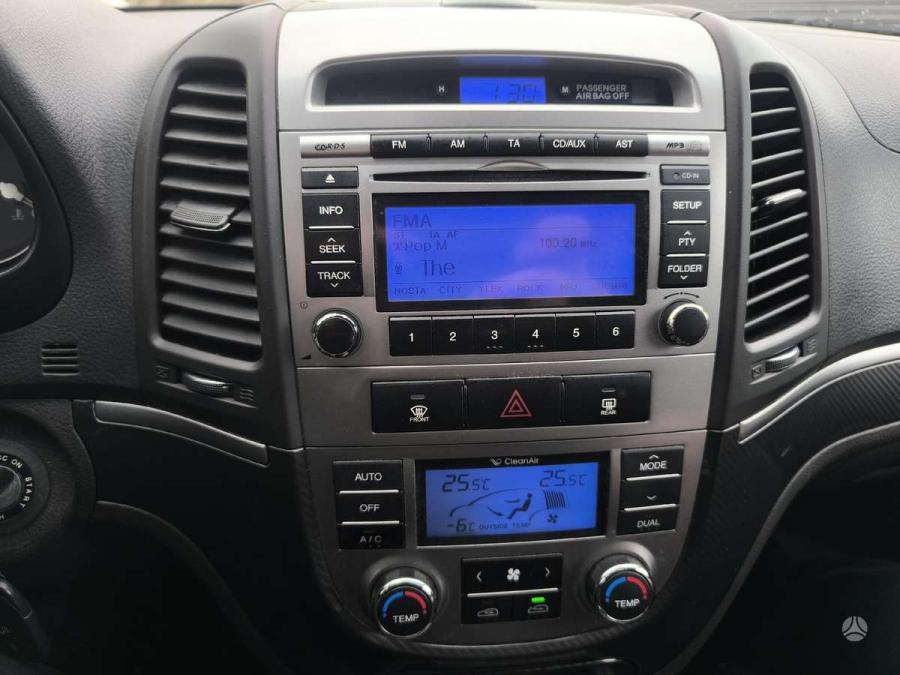 Grey Hyundai Santa Fe 2011 in Marijampole, with an engine capacity of 2.20 L and mileage of 320 thousand km for 4350 €, photo 17 on AUTOMOTO.COM.LV
