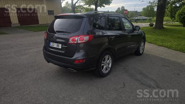 Pelēks Hyundai Santa Fe 2011 Rīga, ar dzinēja tilpumu 2.20 L un nobraukumu 250 tūkst. km par 6500 €, foto 5 vietnē AUTOMOTO.COM.LV