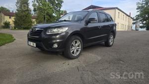 Grey Hyundai Santa Fe 2011 in Riga, with an engine capacity of 2.20 L and mileage of 251 thousand km for 5800 €, photo 1 on AUTOMOTO.COM.LV