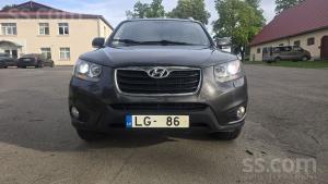 Grey Hyundai Santa Fe 2011 in Riga, with an engine capacity of 2.20 L and mileage of 251 thousand km for 5800 €, photo 3 on AUTOMOTO.COM.LV