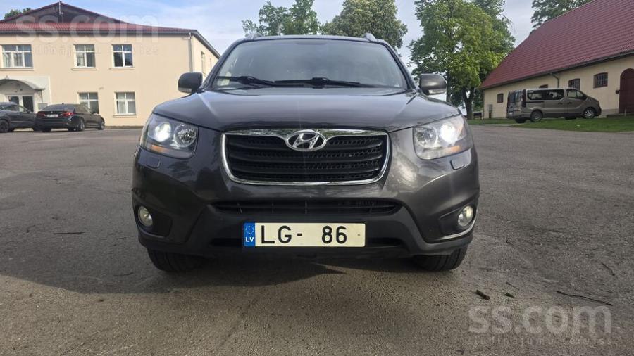 Grey Hyundai Santa Fe 2011 in Riga, with an engine capacity of 2.20 L and mileage of 251 thousand km for 5800 €, photo 3 on AUTOMOTO.COM.LV