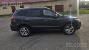 Grey Hyundai Santa Fe 2011 in Riga, with an engine capacity of 2.20 L and mileage of 251 thousand km for 5800 €, photo 5 on AUTOMOTO.COM.LV