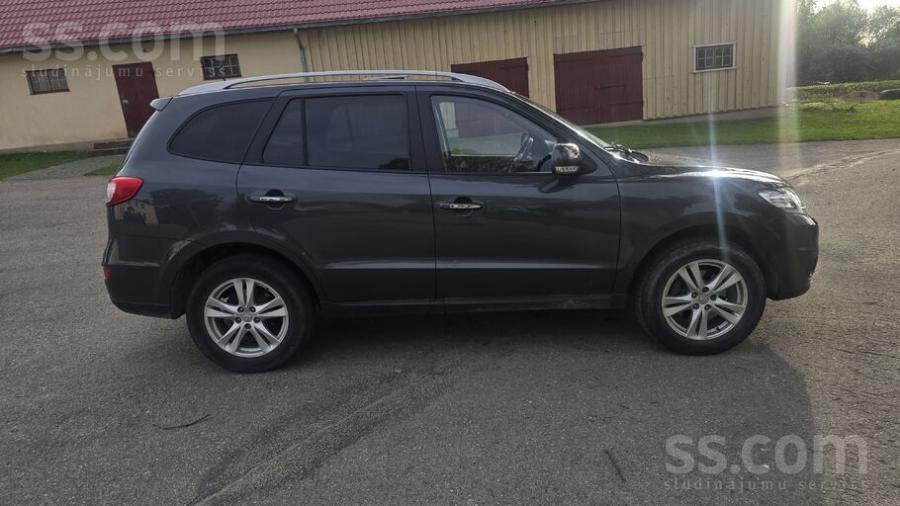 Grey Hyundai Santa Fe 2011 in Riga, with an engine capacity of 2.20 L and mileage of 251 thousand km for 5800 €, photo 5 on AUTOMOTO.COM.LV