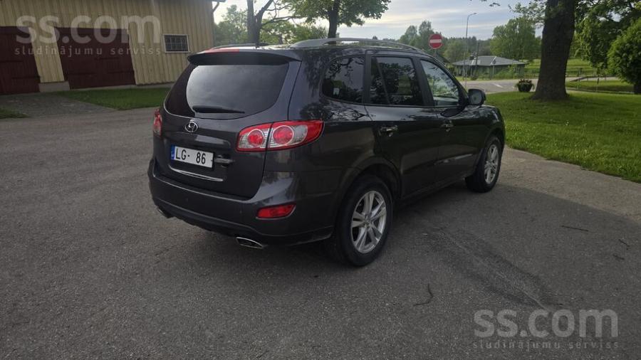 Grey Hyundai Santa Fe 2011 in Riga, with an engine capacity of 2.20 L and mileage of 251 thousand km for 5800 €, photo 6 on AUTOMOTO.COM.LV